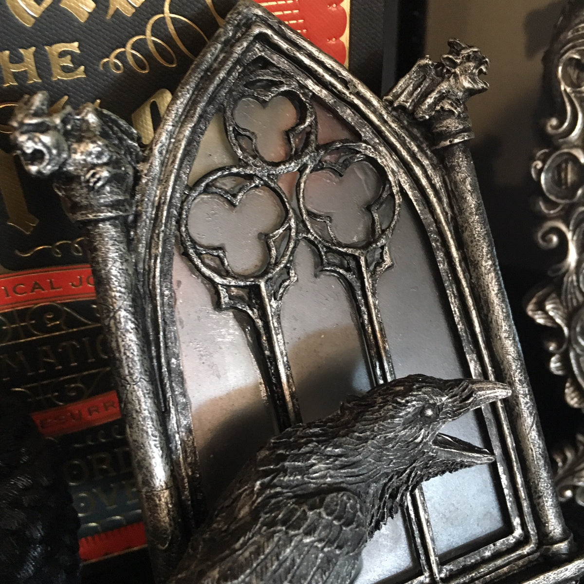 Raven Window Night Light – L'esquelet